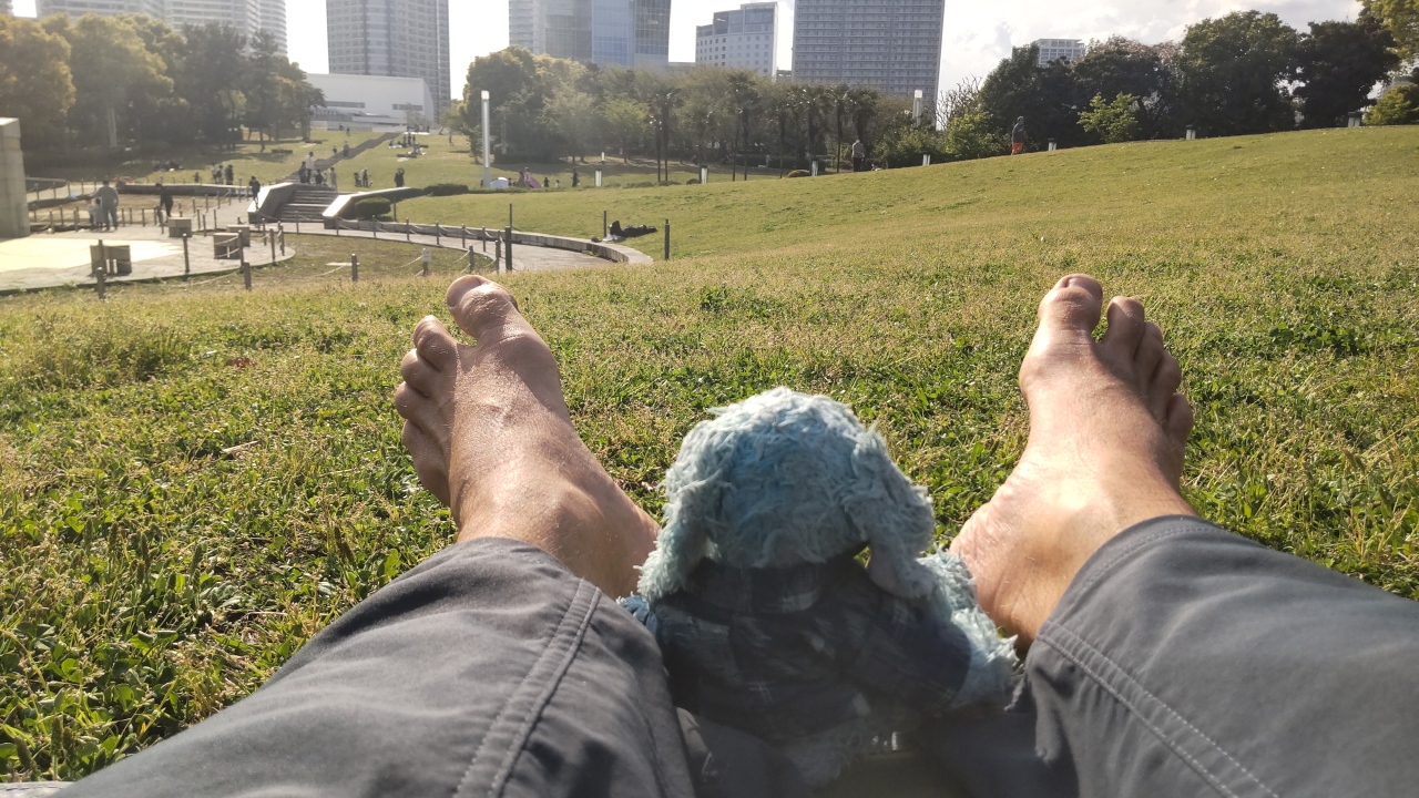 Barefoot play in grass by the sea in Rinko Park, Yokohama · Rob Nugen